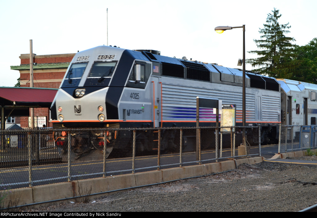NJT 4025 with Raritan Valley train